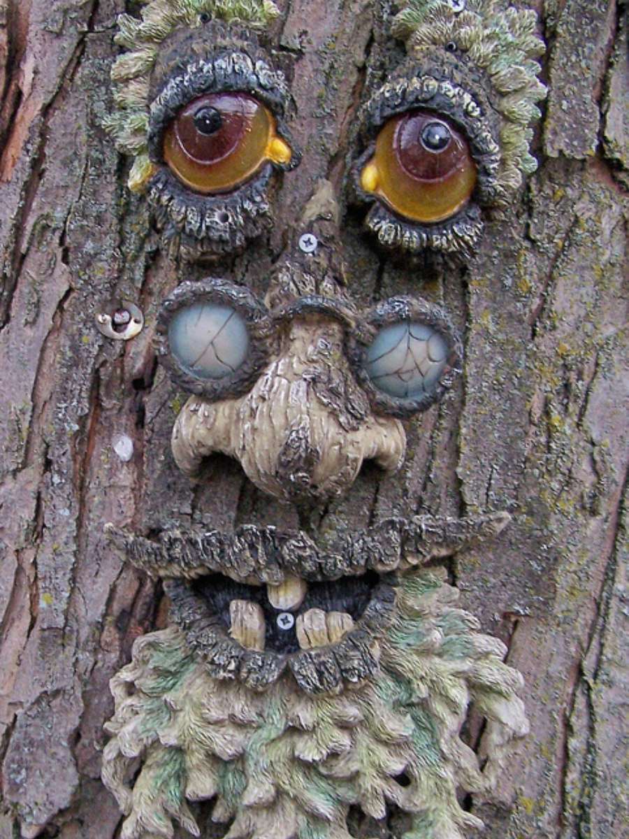 10+ Halloween Tree Face Ideas (DIY & Store-Bought) | The Holidays and ...